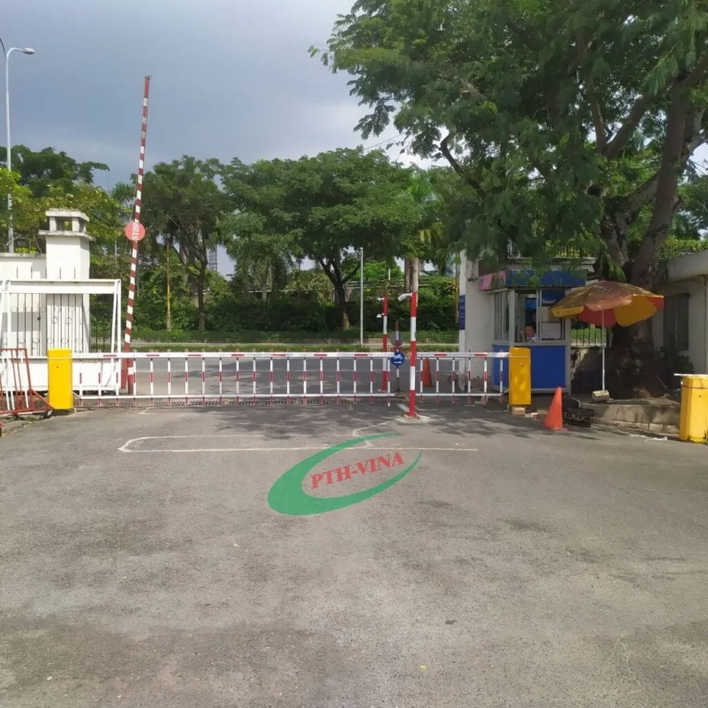 Lắp 2 barie Bisen dạng rào tại Nguyễn Văn Linh ,Q7
