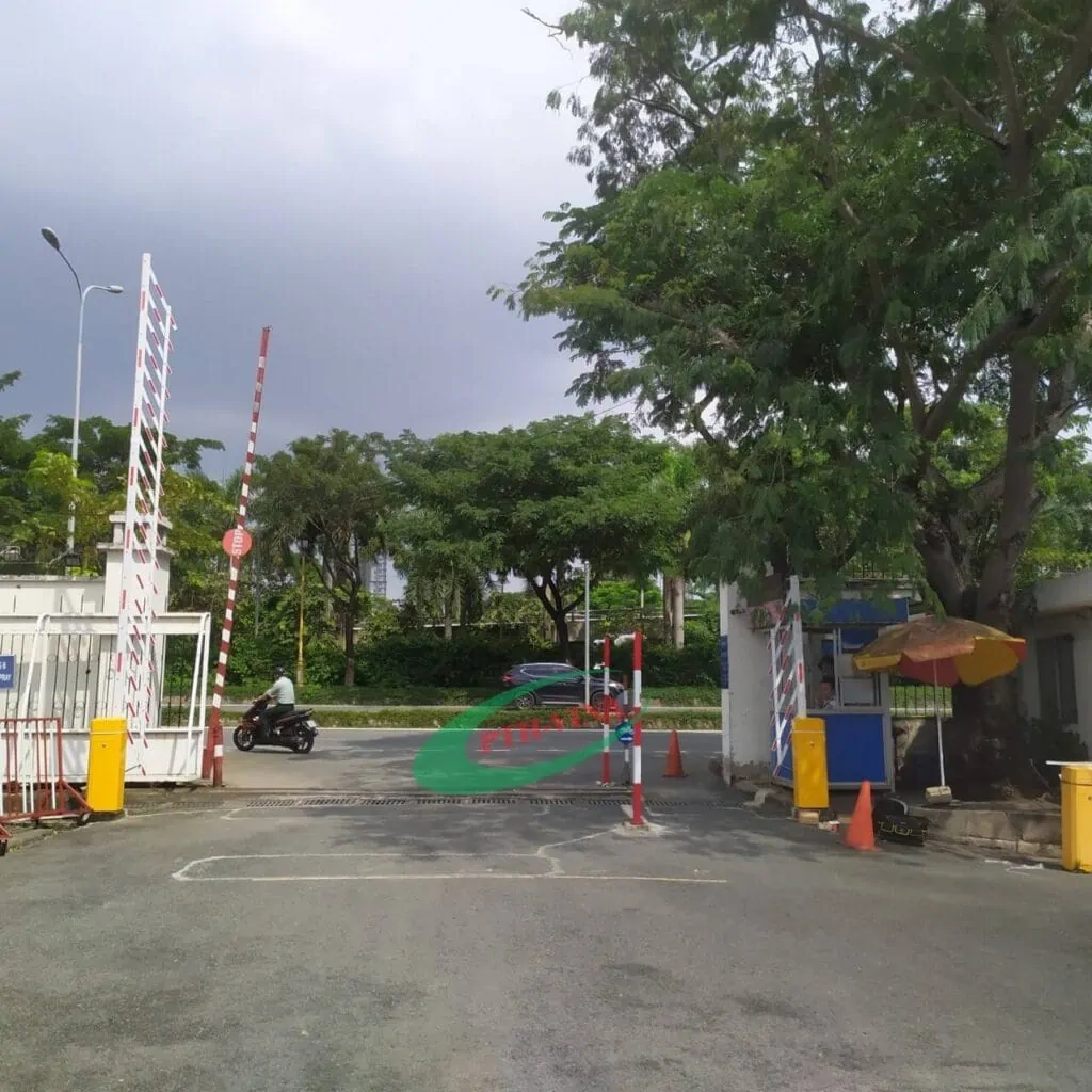 Lắp 2 barie Bisen dạng rào tại Nguyễn Văn Linh ,Q7